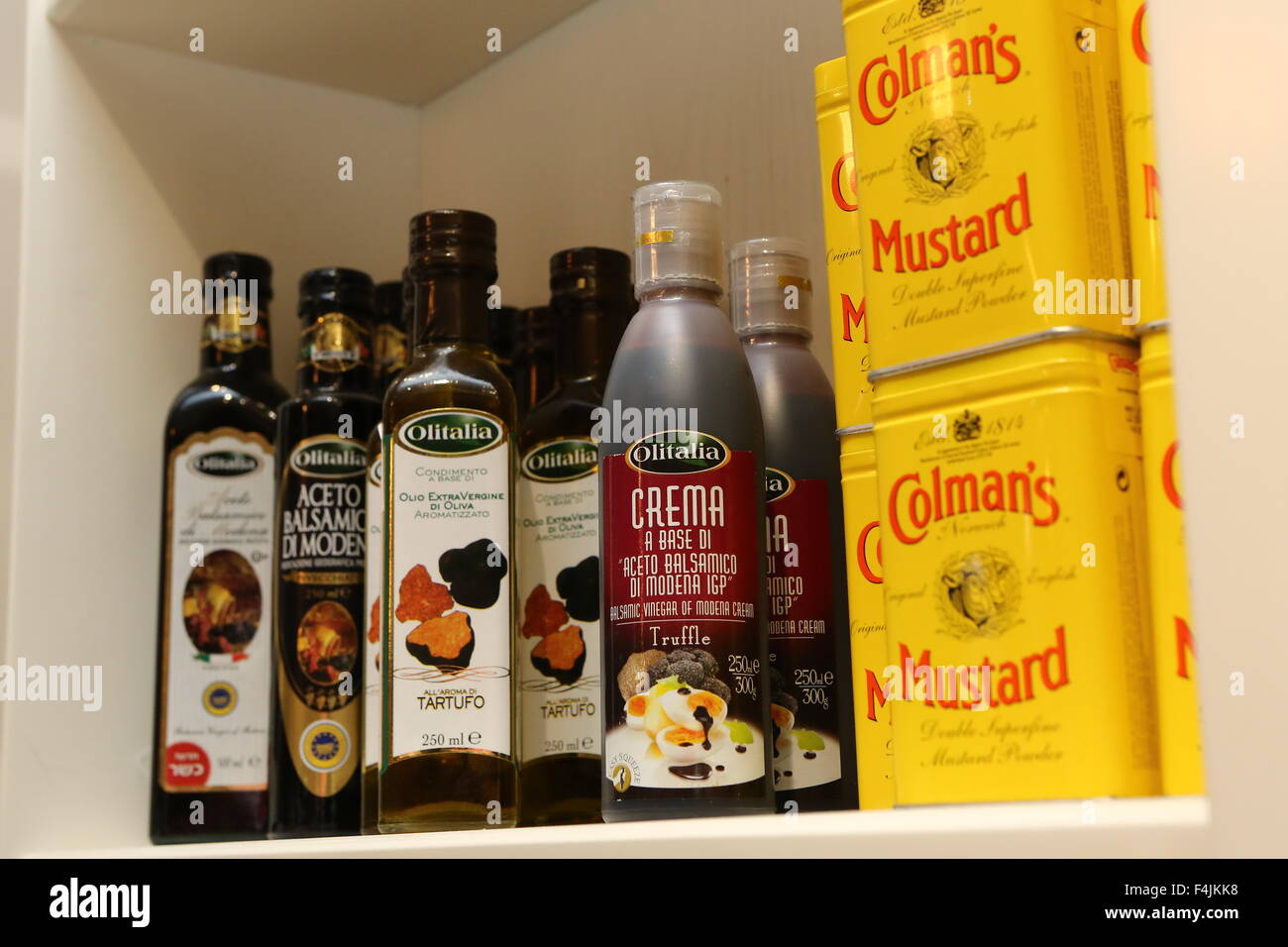 Condiments shelf hi-res stock photography and images - Alamy