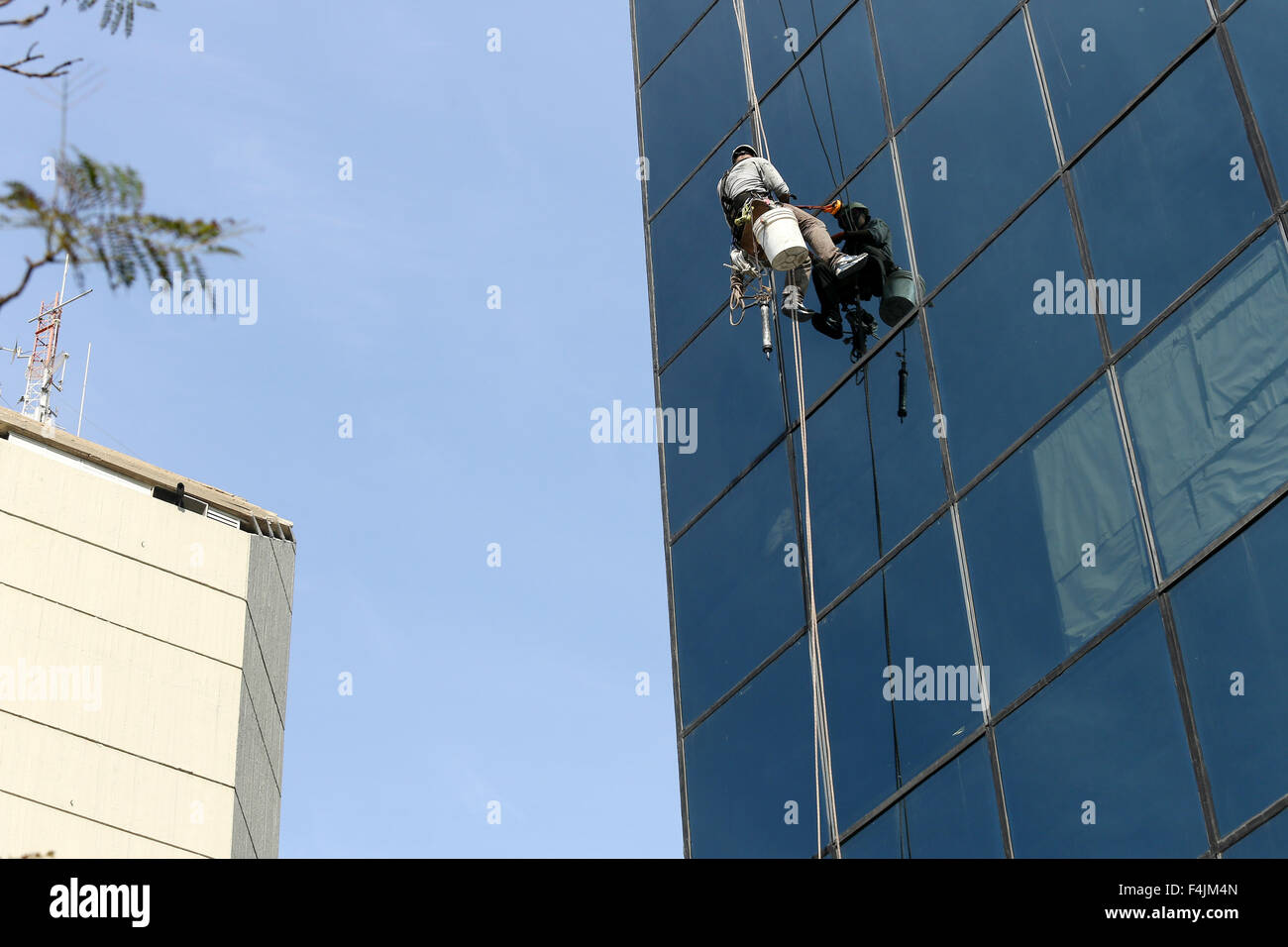 Abseiling down windows hi-res stock photography and images - Alamy