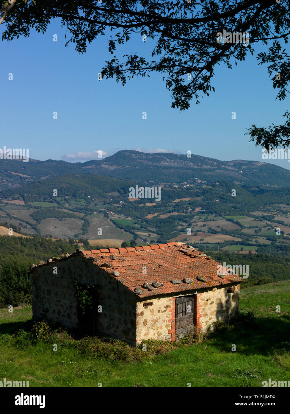 Hillside cottage hi-res stock photography and images - Alamy