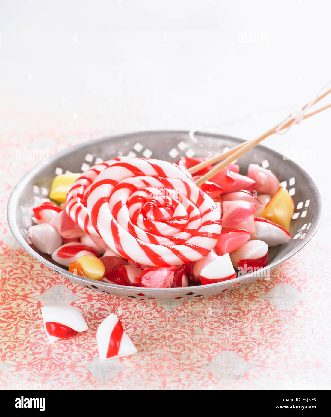 Plate with lollipops and peppermint hard candies Stock Photo - Alamy