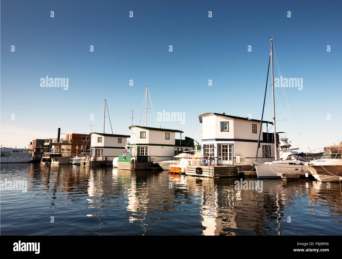 Sailing house hi-res stock photography and images - Alamy