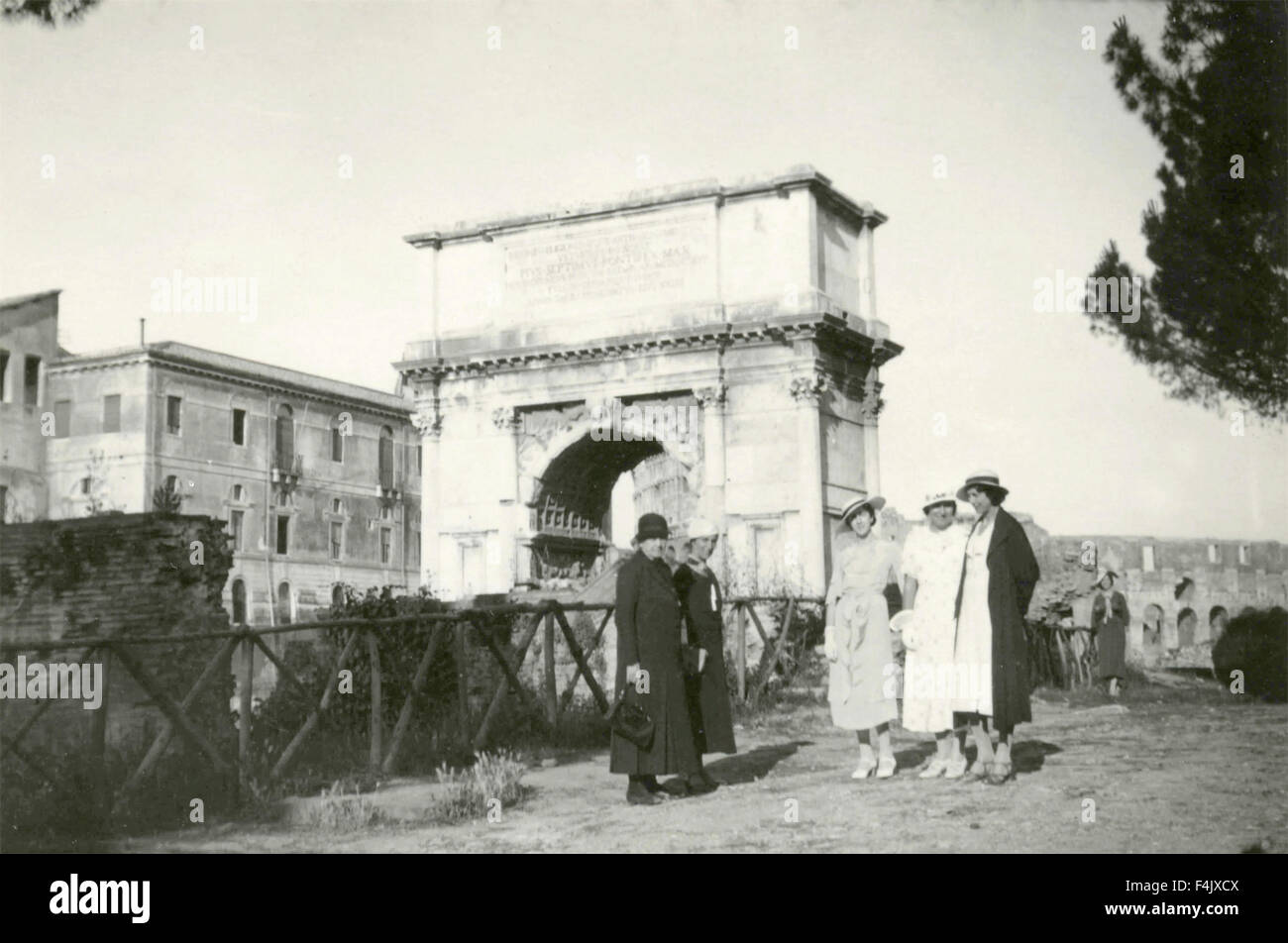 Group women coliseum rome italy hi-res stock photography and images - Alamy