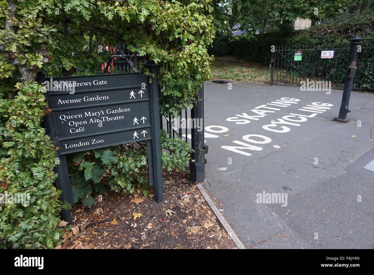 London zoo entrance hi-res stock photography and images - Alamy