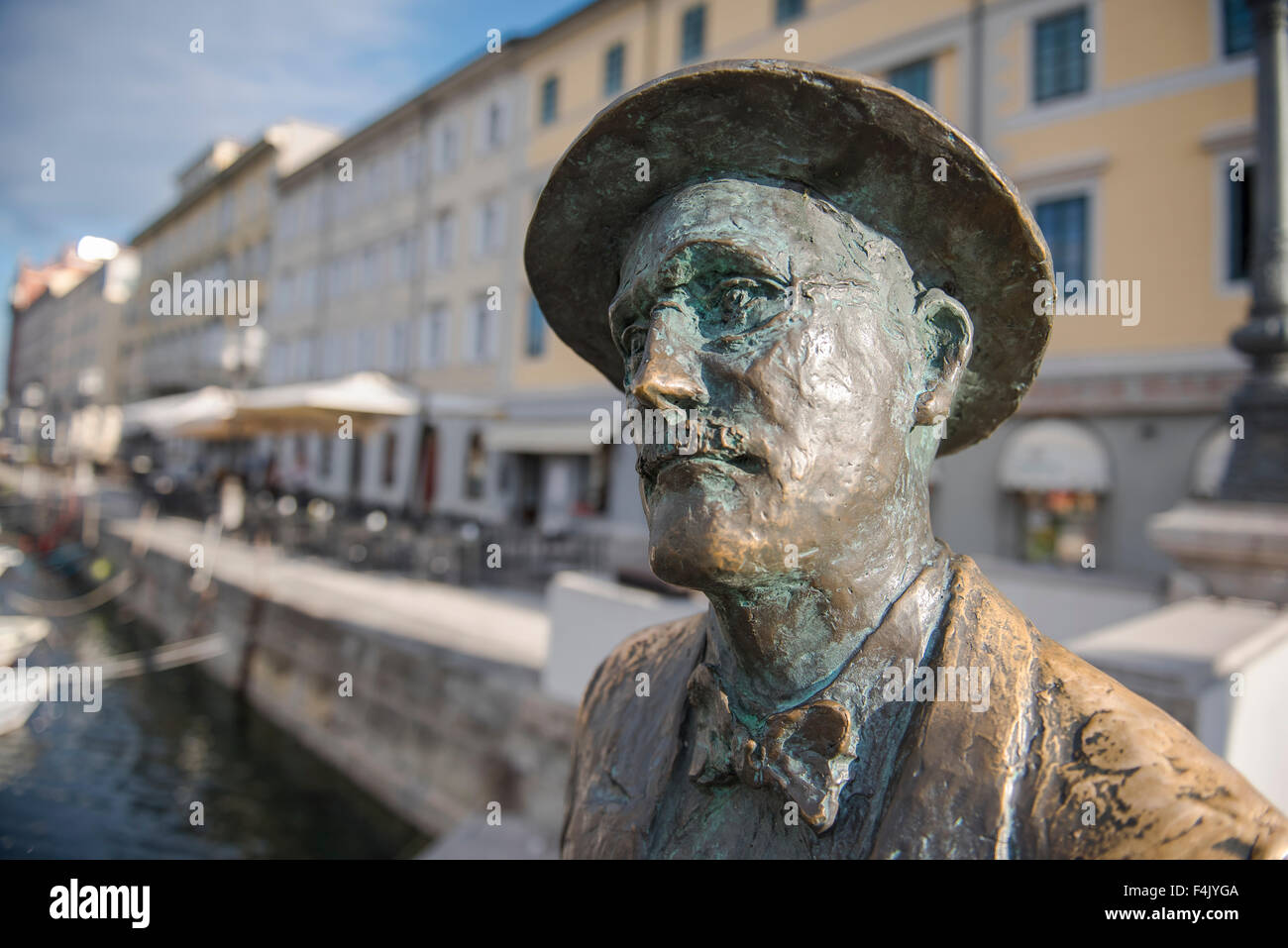 Trieste canal grande, statue of James Joyce, Italy Stock Photo - Alamy