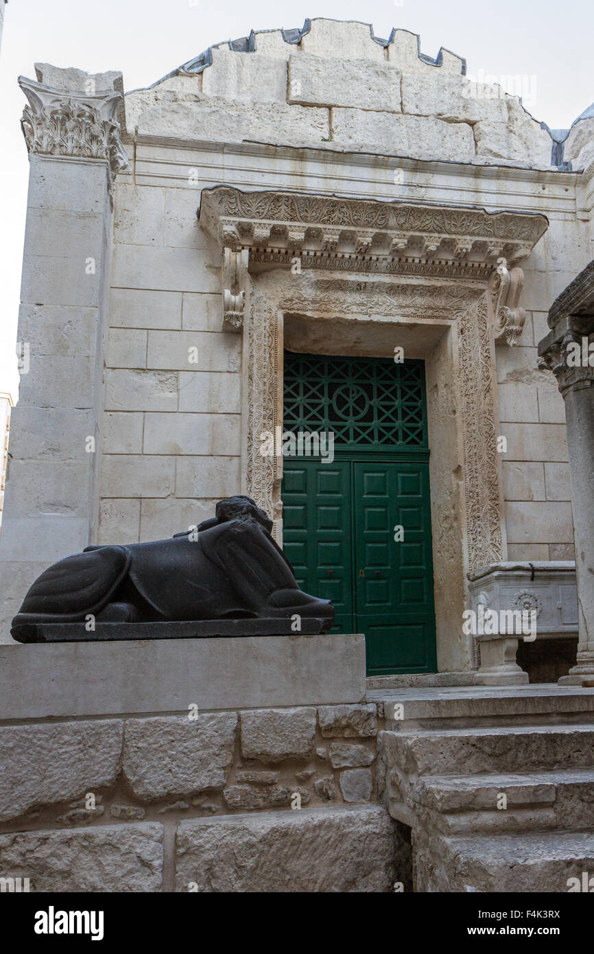 Headless roman statue hi-res stock photography and images - Alamy