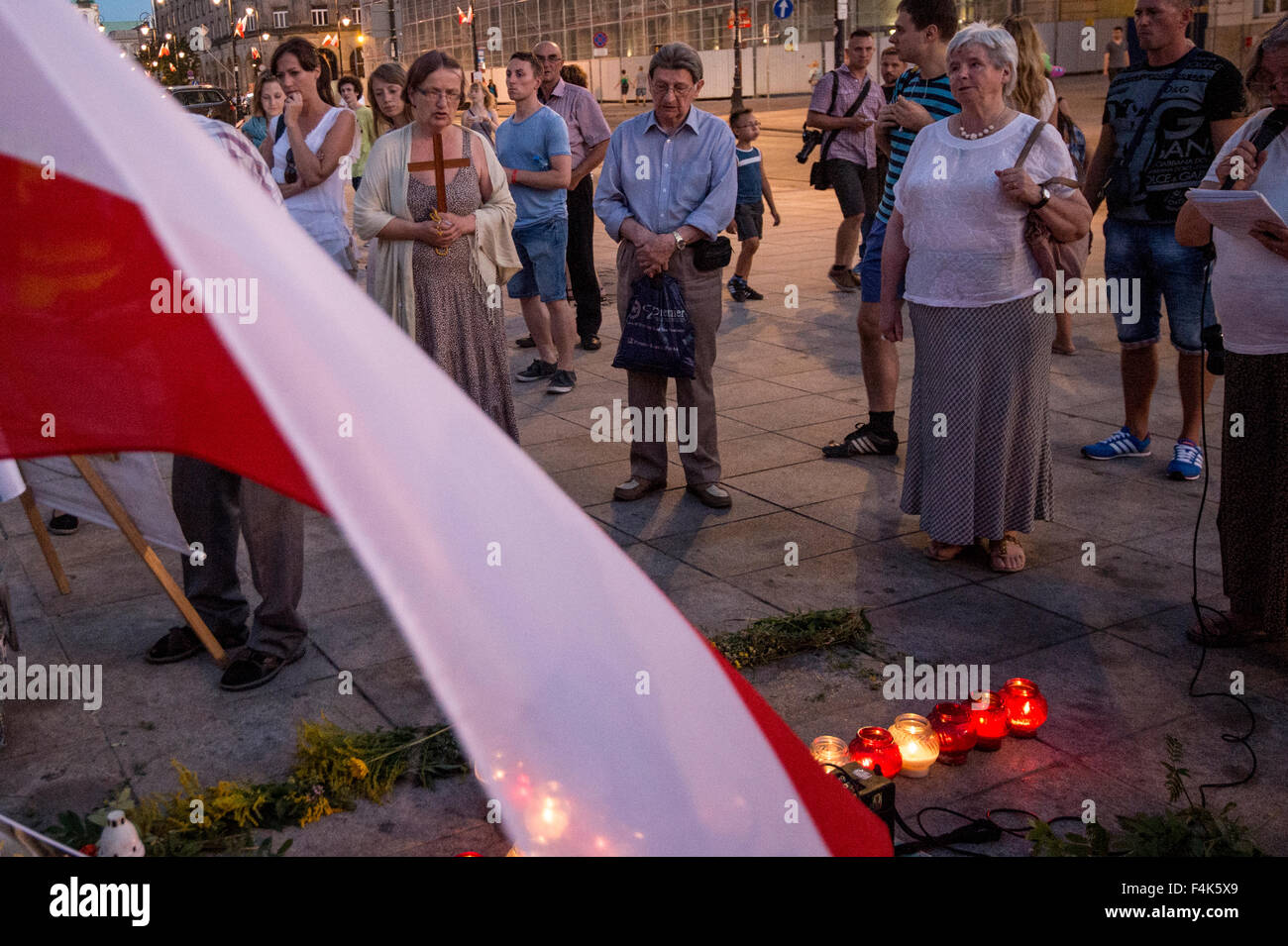 Christians say prayers outside the Presidential Palace in Warsaw ...