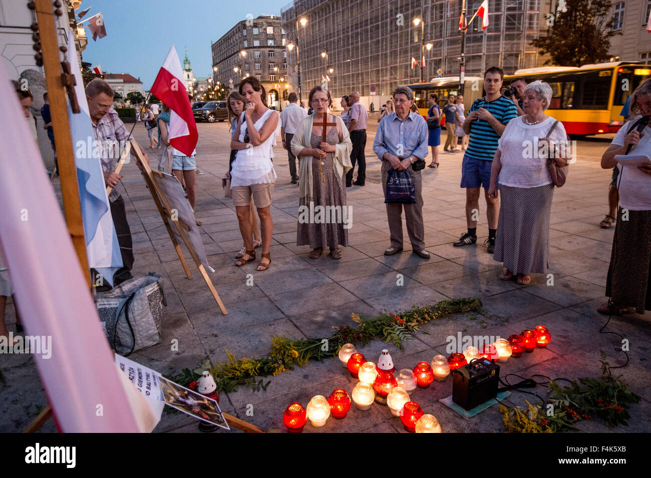 Christians say prayers outside the Presidential Palace in Warsaw ...