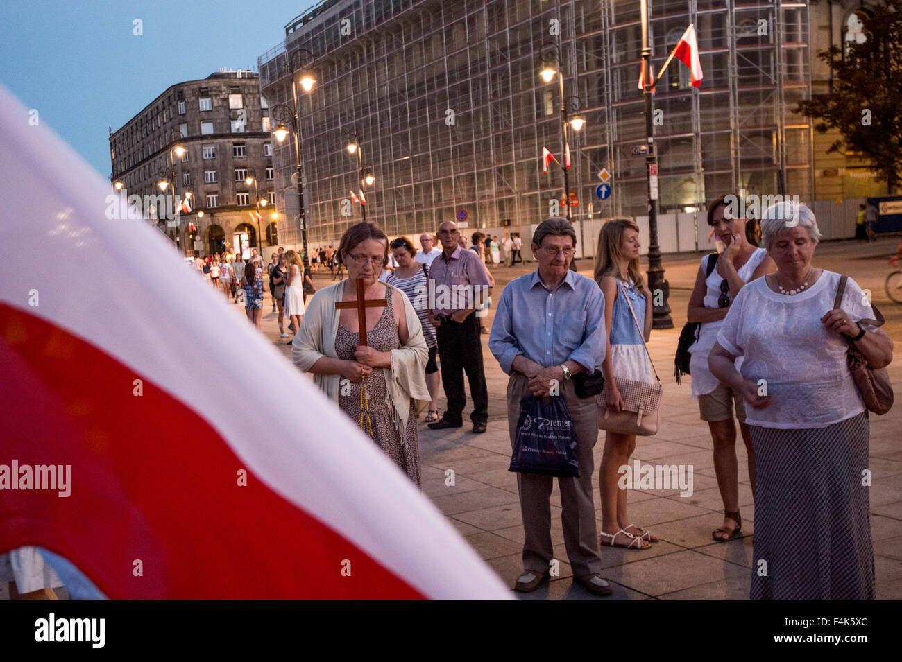 Christians say prayers outside the Presidential Palace in Warsaw ...