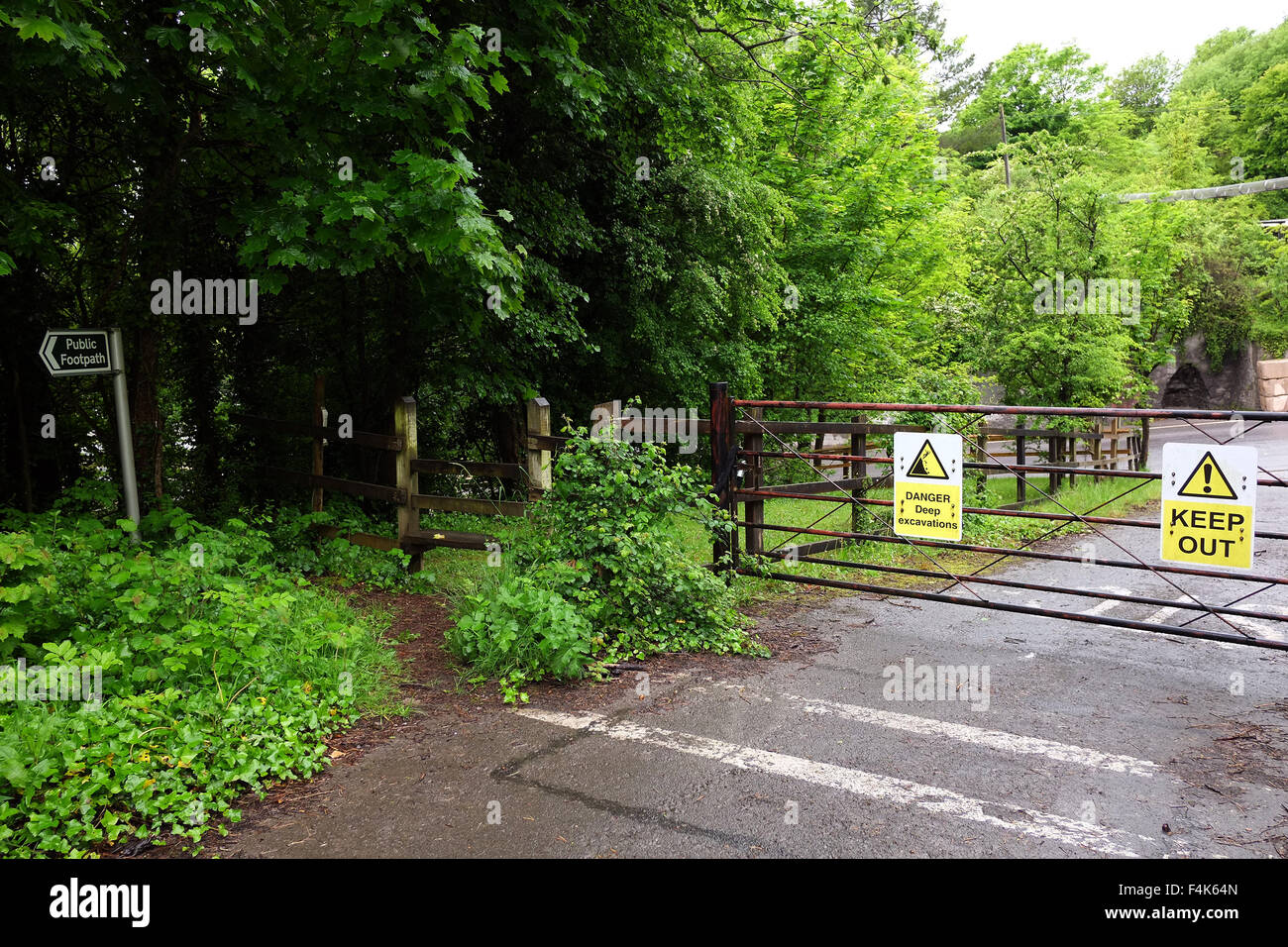 Gates with signs hi-res stock photography and images - Alamy
