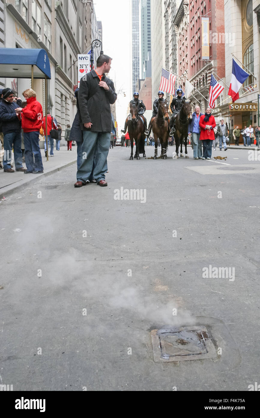 New york manhole steam hi-res stock photography and images - Alamy