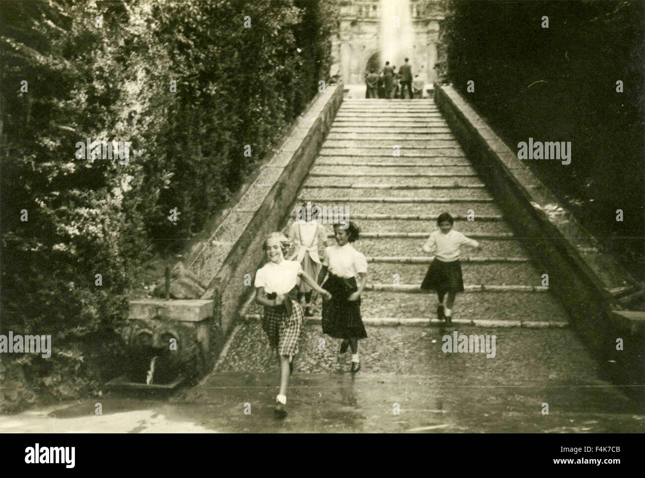Girls running at Villa D'Este, Tivoli, Italy Stock Photo - Alamy