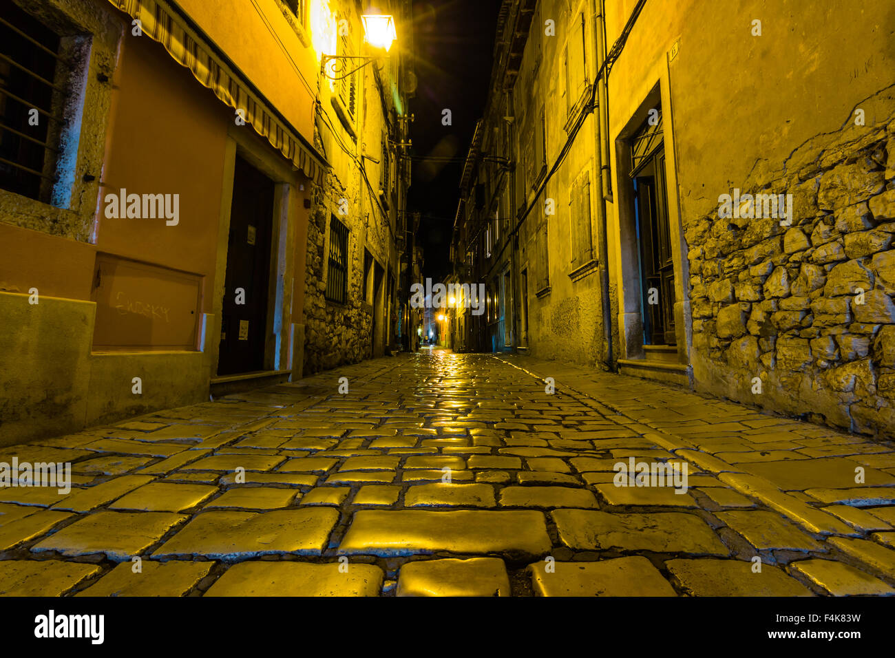 Narrow street facade hi-res stock photography and images - Alamy