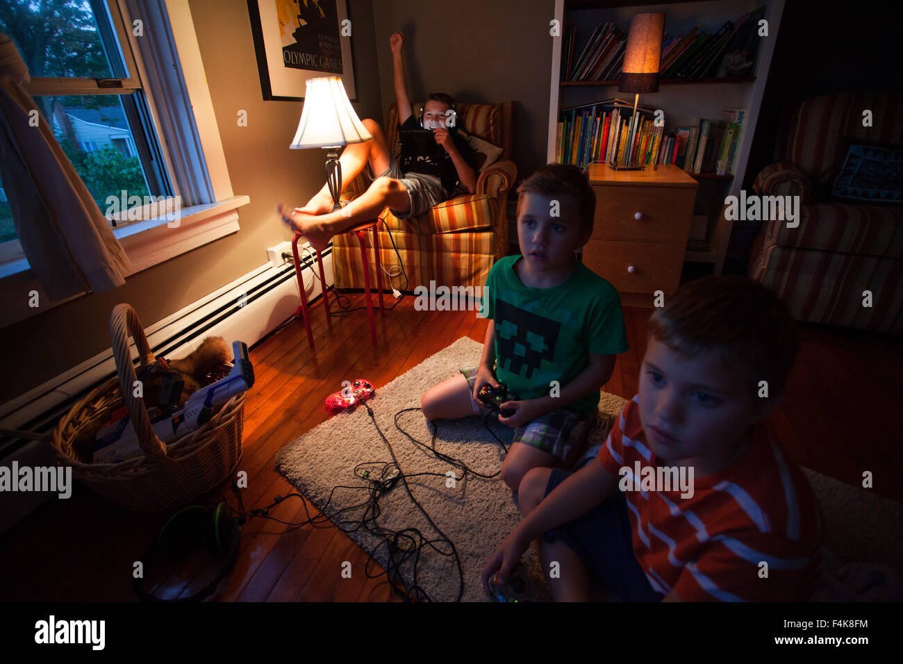 Kids playing video games hi-res stock photography and images - Alamy