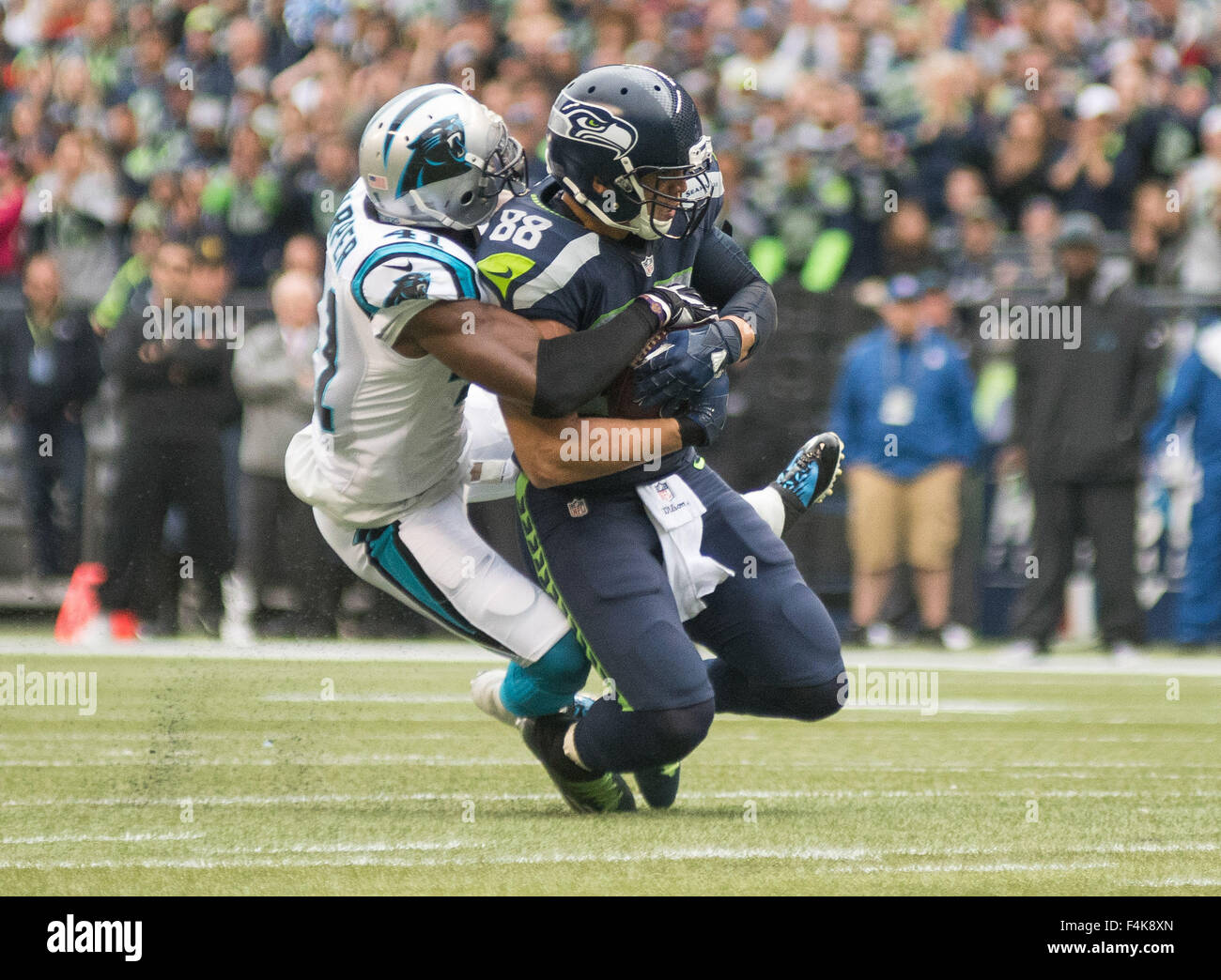 October 18, 2015: Seattle Seahawks tight end Jimmy Graham (88) gets ...