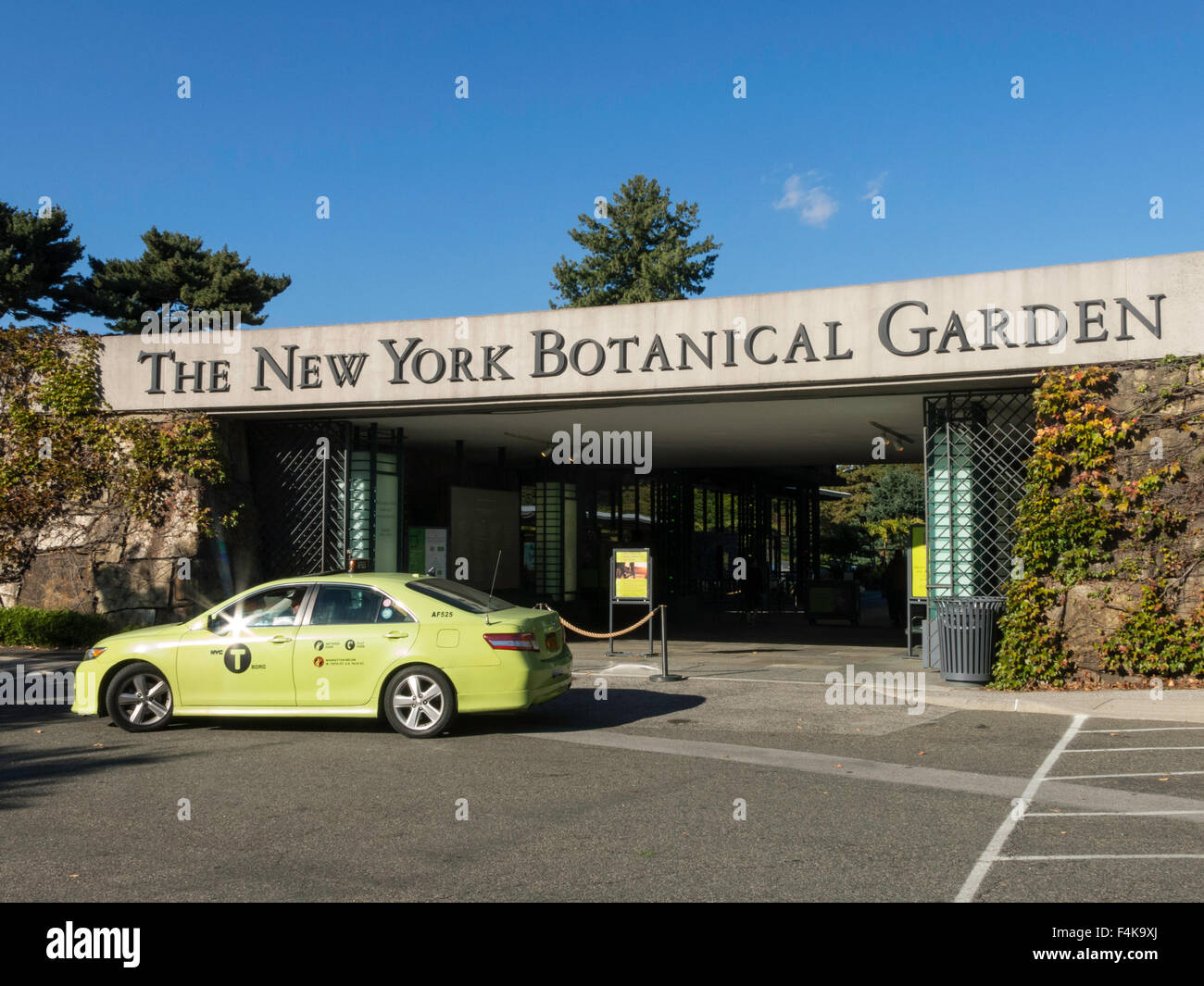 New York Botanical Garden Entrance Sign, The Bronx, NY, USA Stock Photo ...