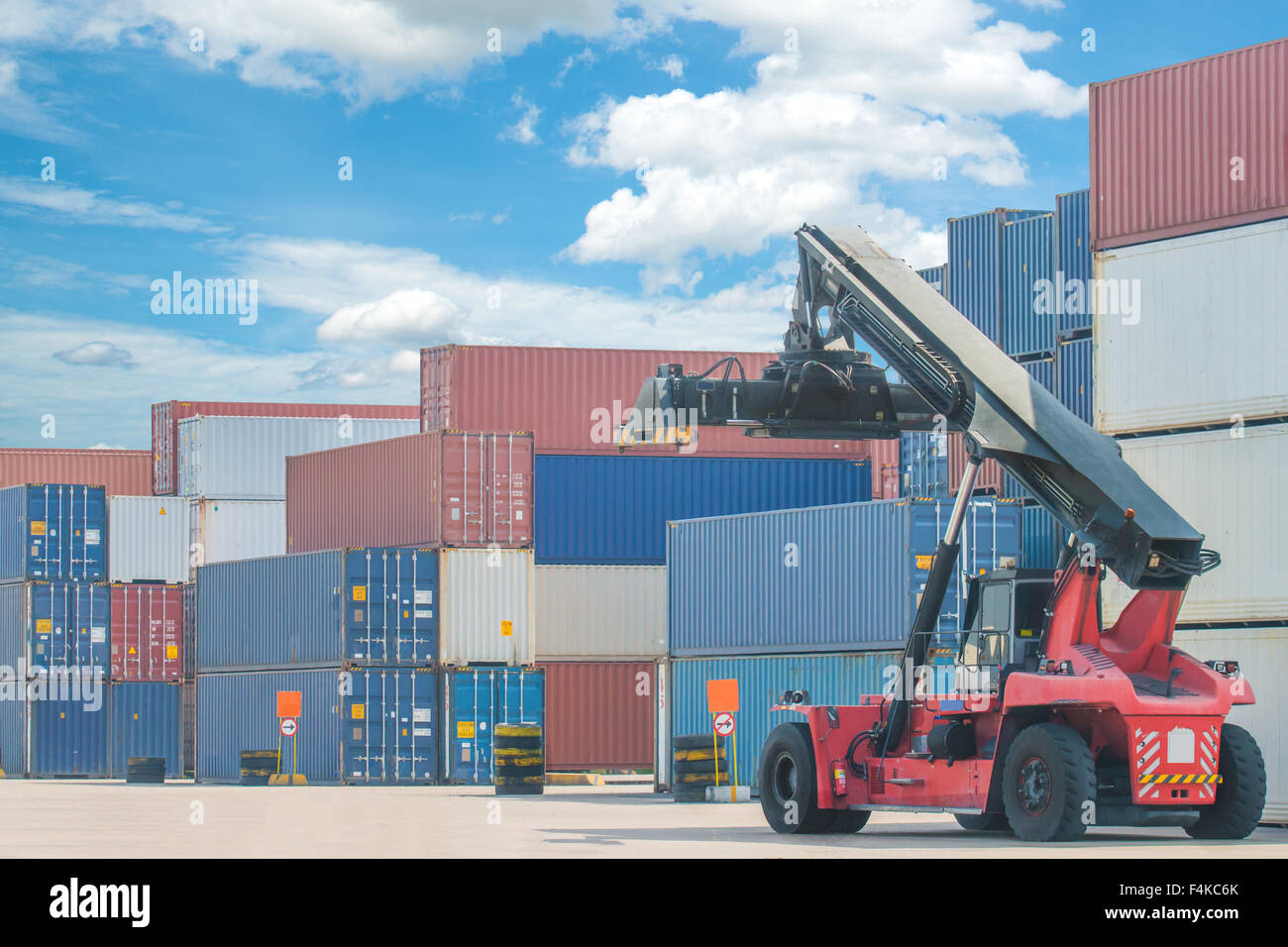 Handling shipping container hi-res stock photography and images - Alamy