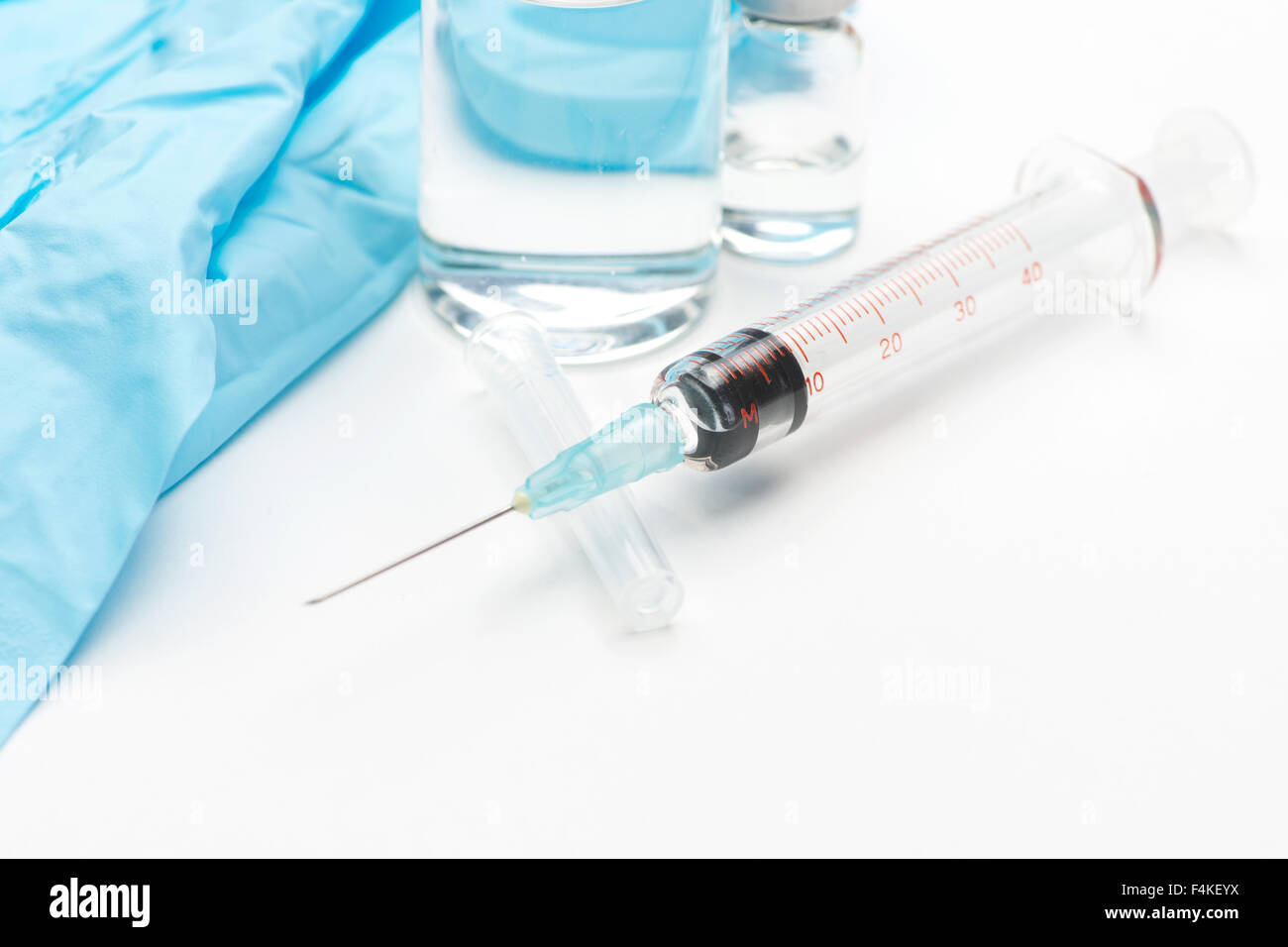 Injection syringe medicine vials hi-res stock photography and images ...