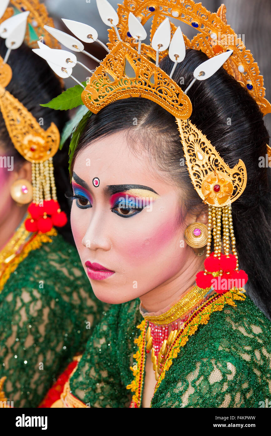 Beautiful young Balinese woman in traditional attire Stock Photo - Alamy