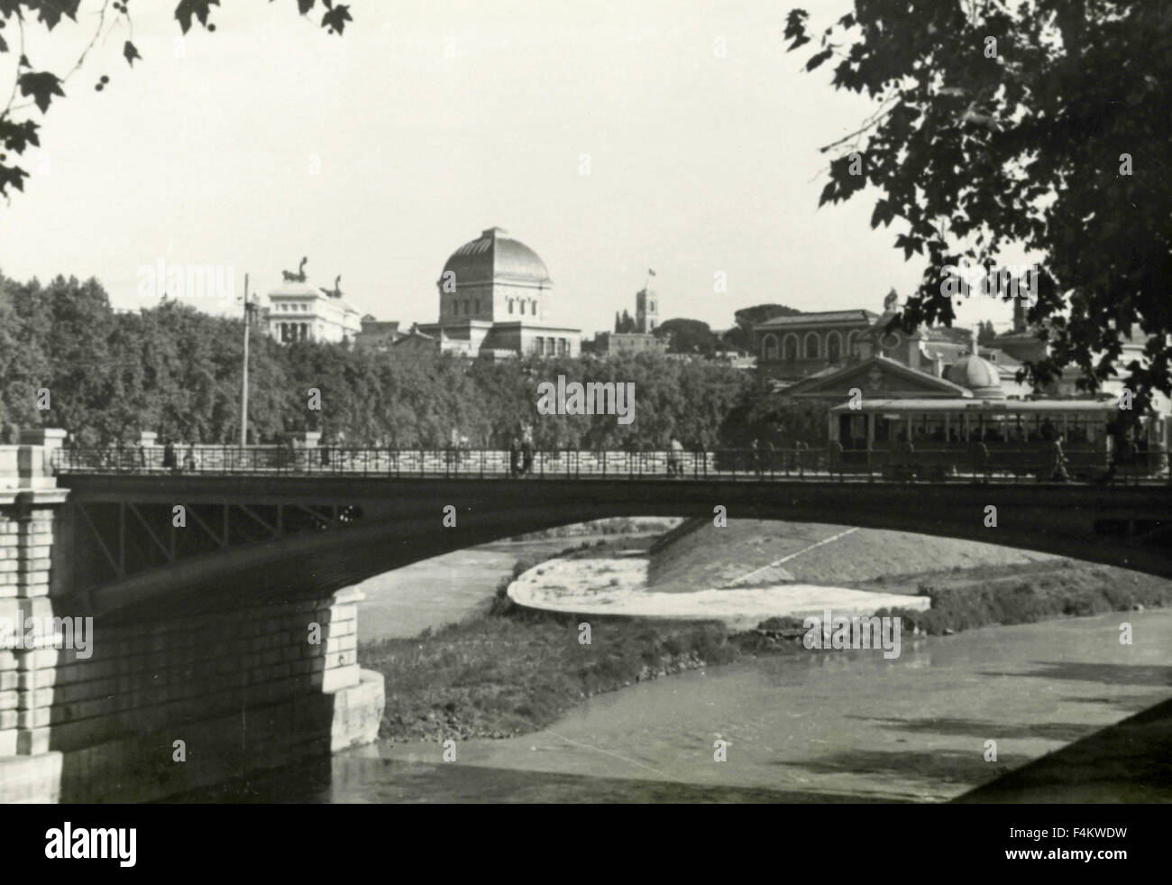 Ponte Garibaldi, Rome, Italy Stock Photo - Alamy
