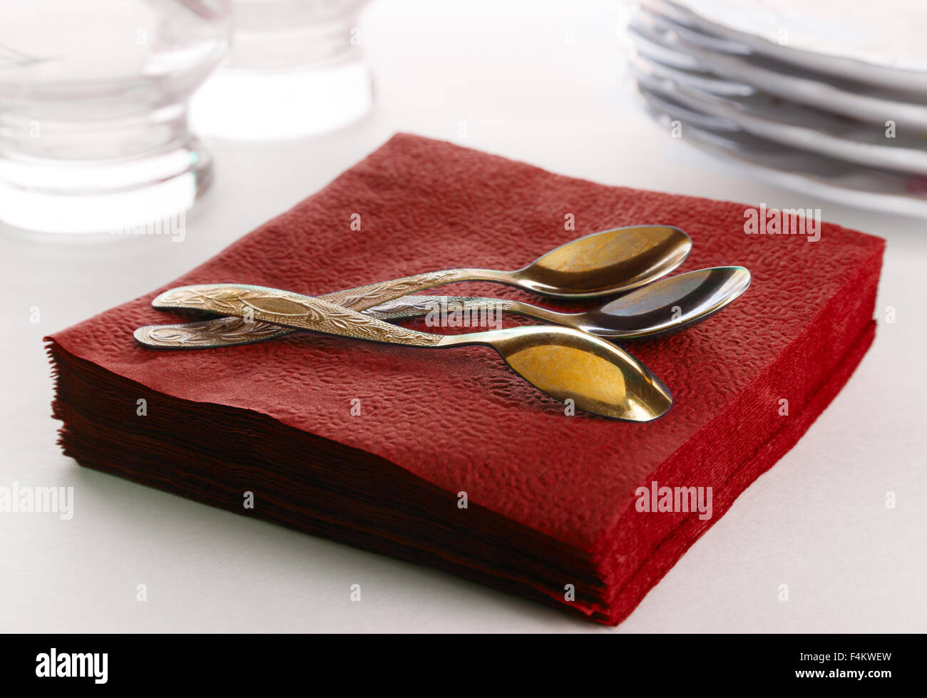 Plate pile of paper plates hi-res stock photography and images - Alamy