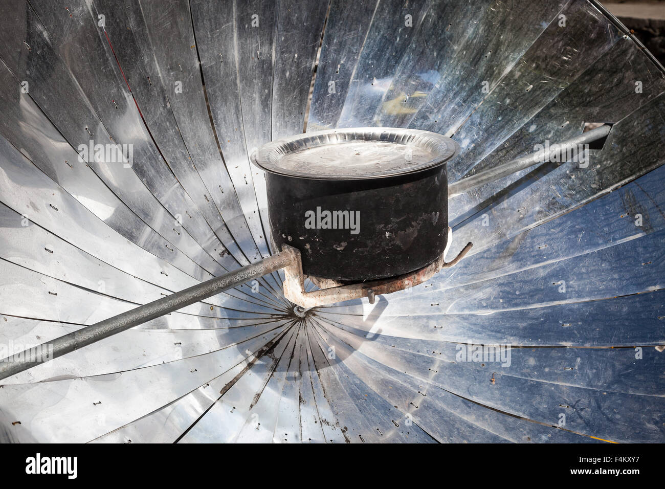 Solar cooker hi-res stock photography and images - Alamy