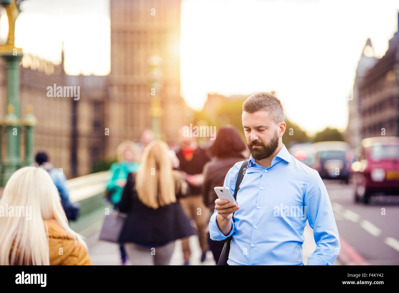 Person looking at phone icon hi-res stock photography and images - Alamy