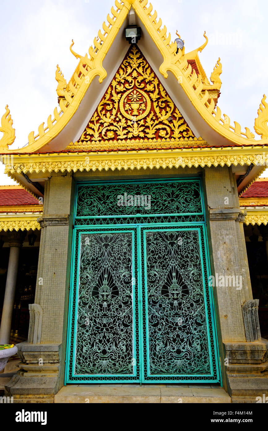 Green gates Royal Palace Phnom Penh Cambodia, gold, red, green colours ...