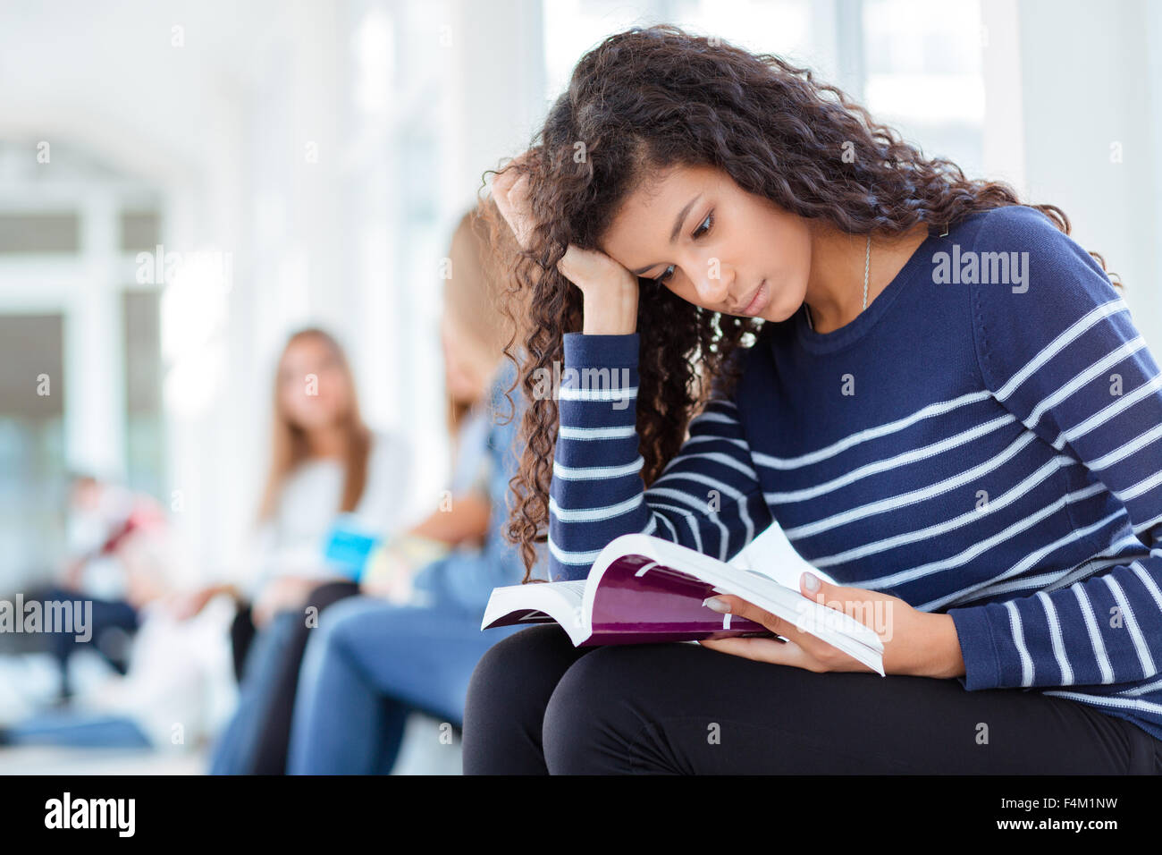 African woman in library reading hi-res stock photography and images ...