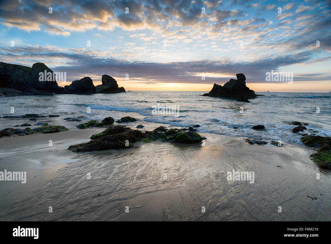 Beautiful picturesque sunset on ocean hi-res stock photography and ...