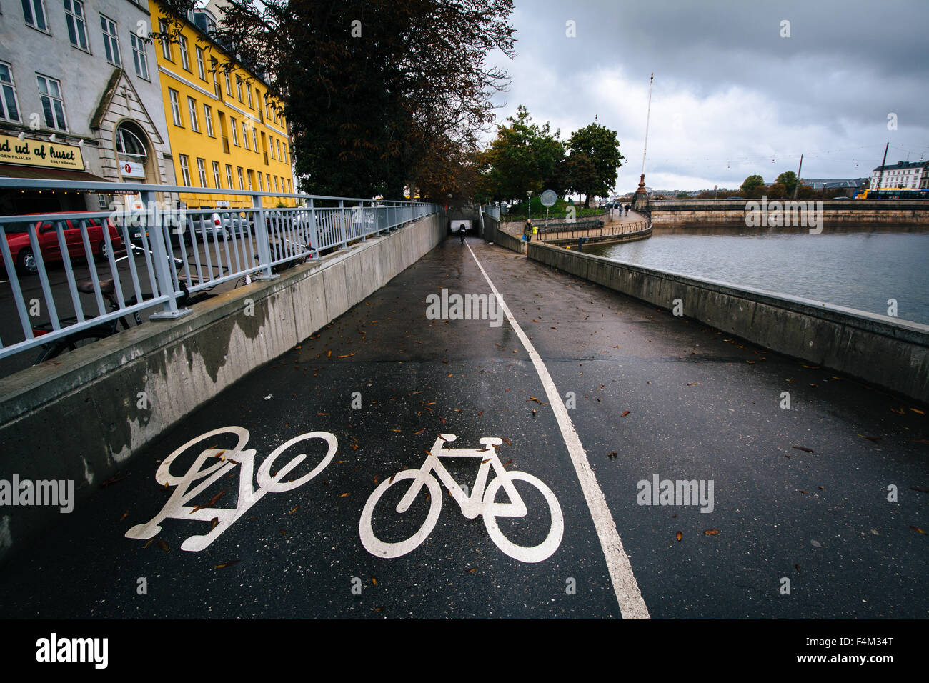 Bicycle path along Peblinge Sø, in Copenhagen, Denmark Stock Photo - Alamy