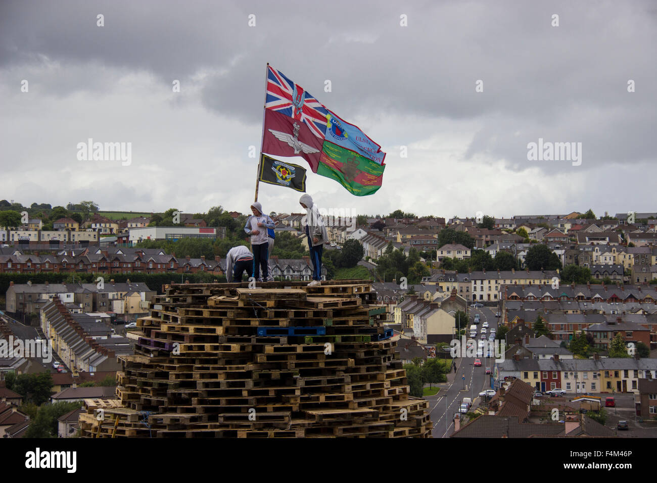 Building a bonfire in the Bogside area of Derry Stock Photo - Alamy