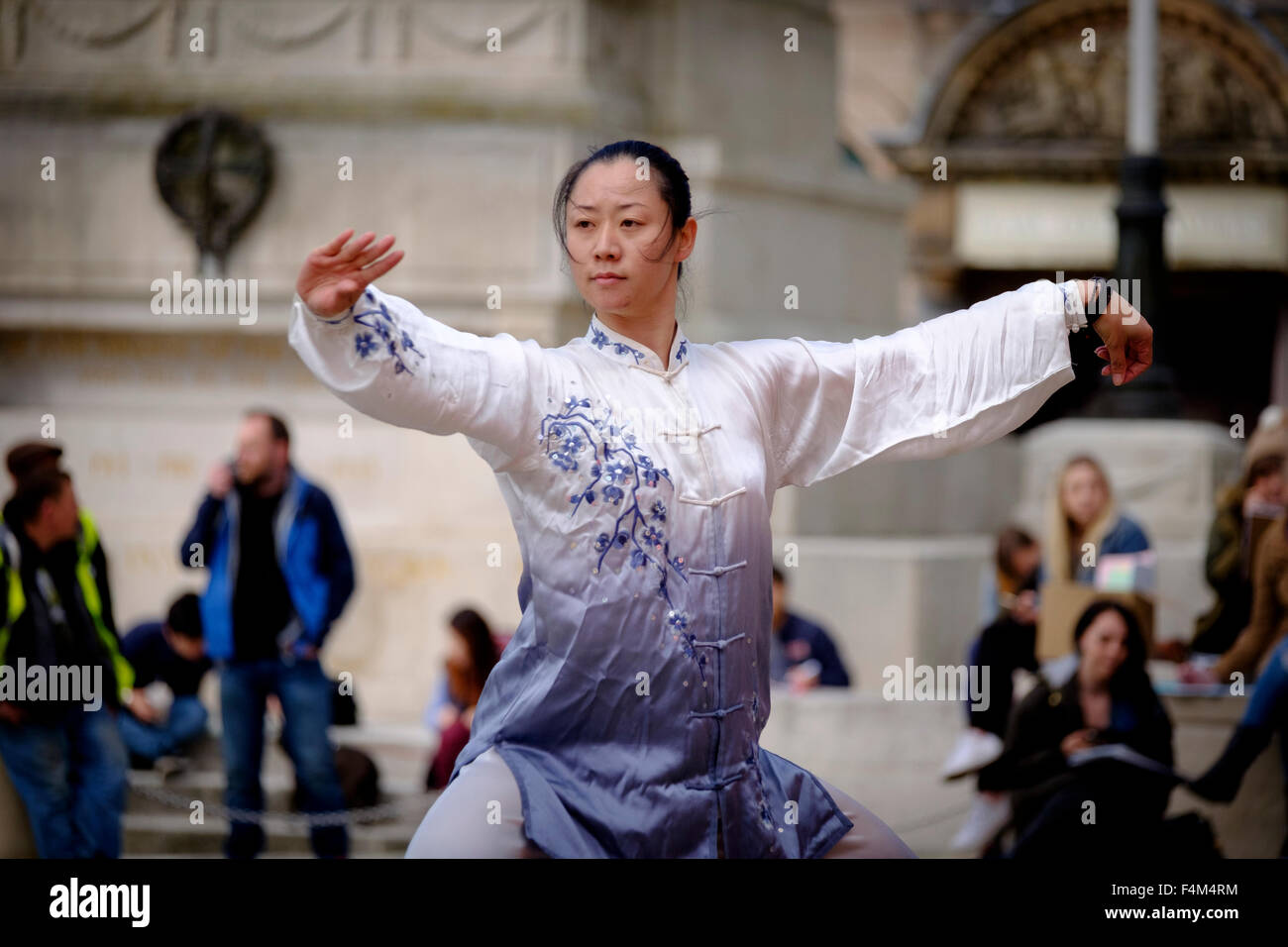 Traditional chinese woman hi-res stock photography and images - Alamy