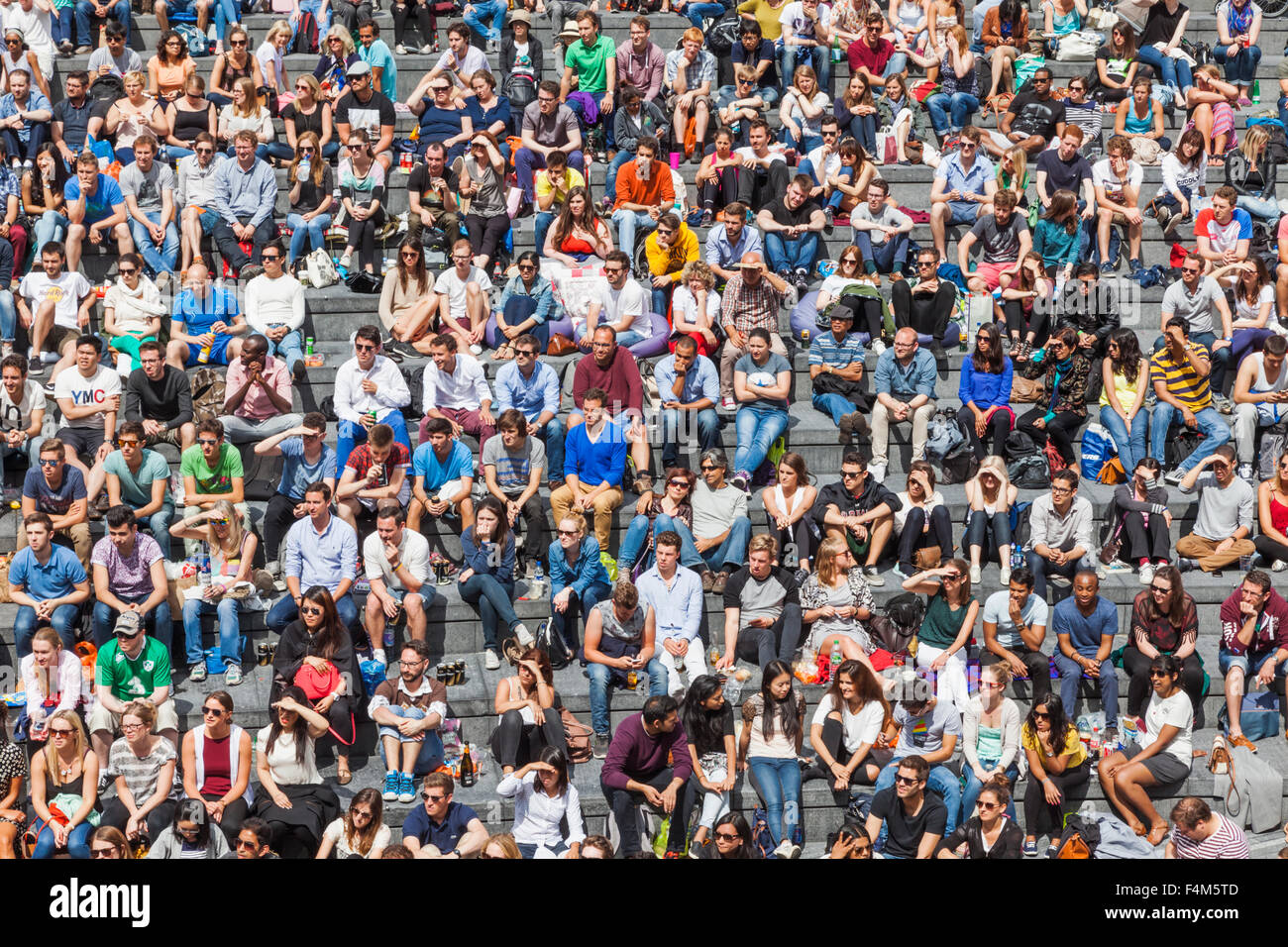 Crowds of people london hi-res stock photography and images - Alamy
