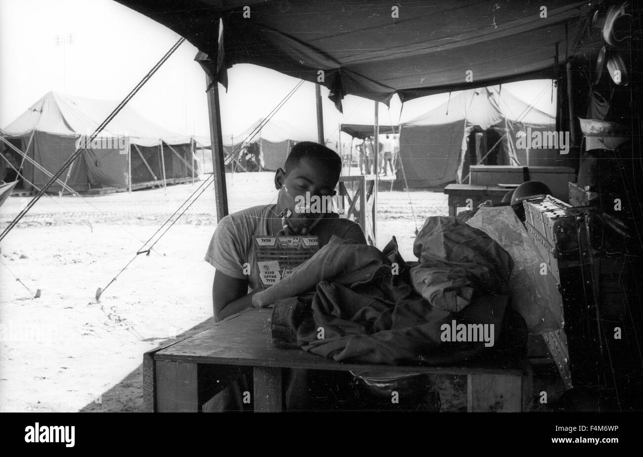 Soldier shaving hi-res stock photography and images - Alamy