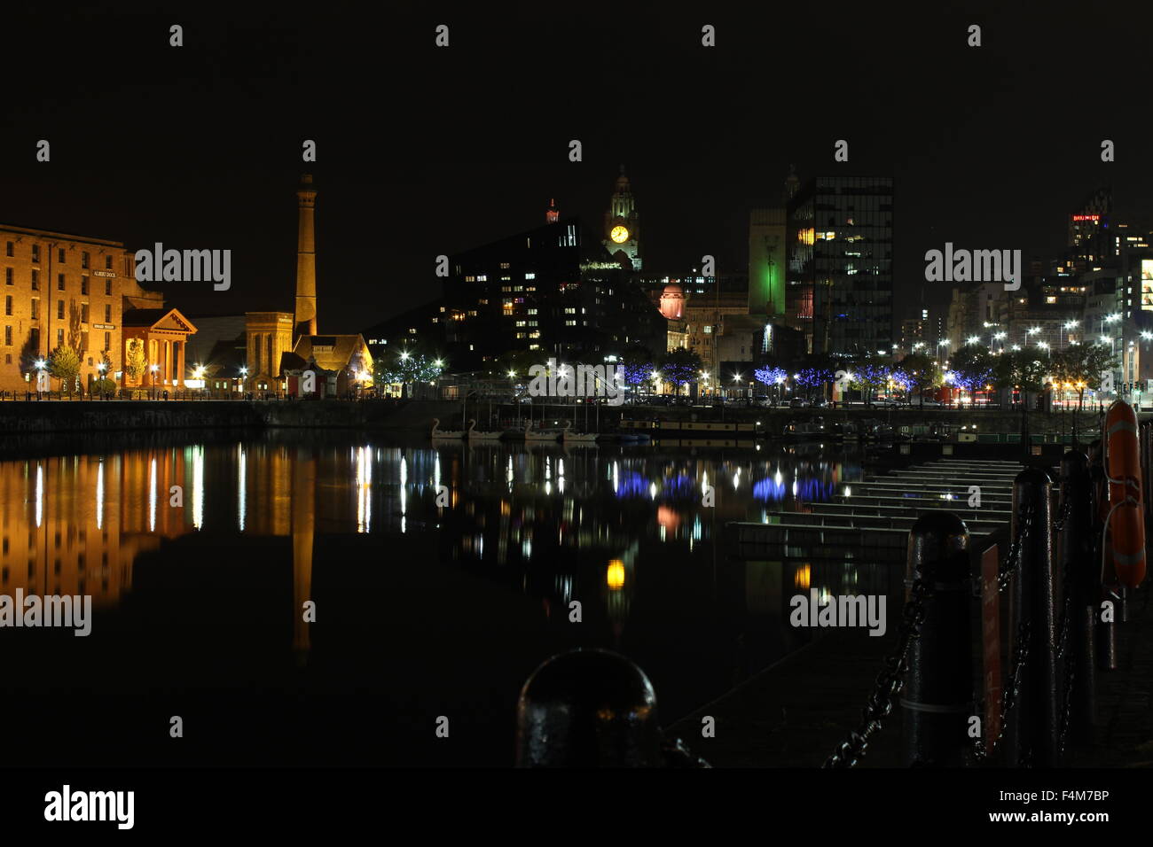 Liverpool Albert Dock Nighttime Cityscape Stock Photo - Alamy
