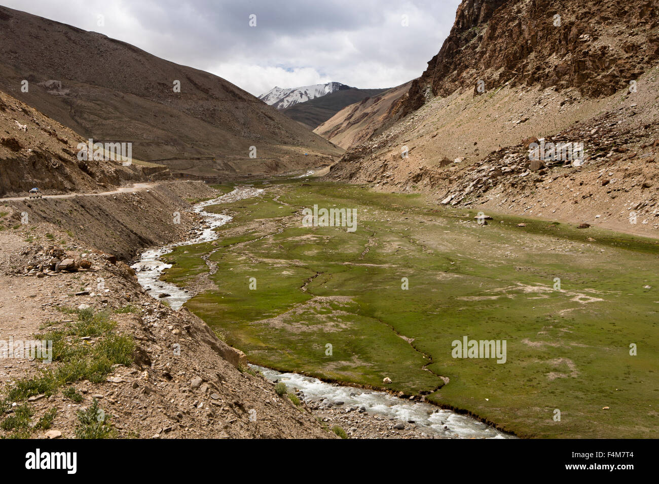 India, Jammu & Kashmir, Ladakh, Rumtse, high altitude road to Taglang ...