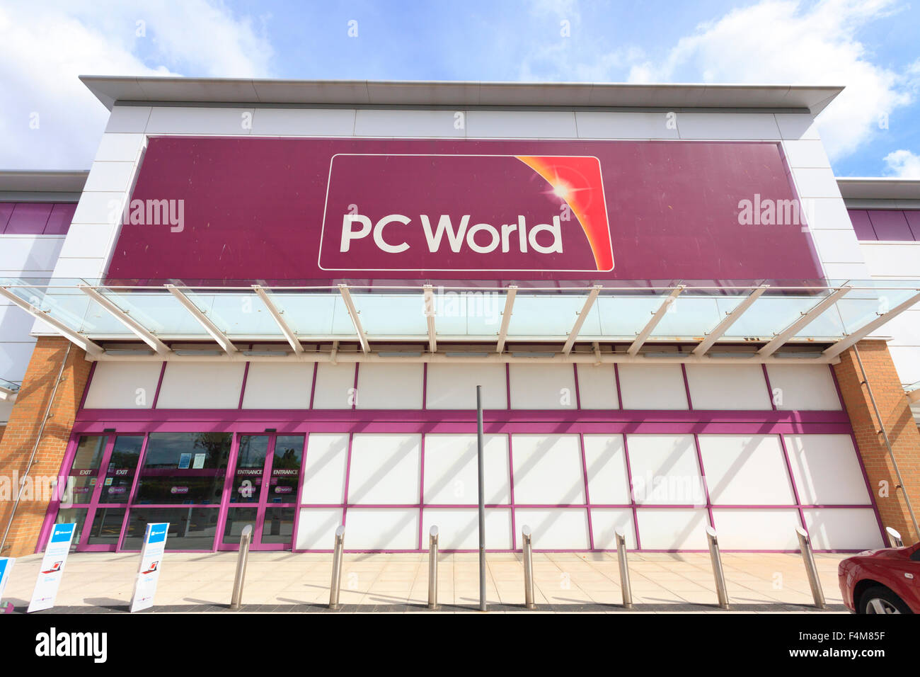 Pc world store hi-res stock photography and images - Alamy
