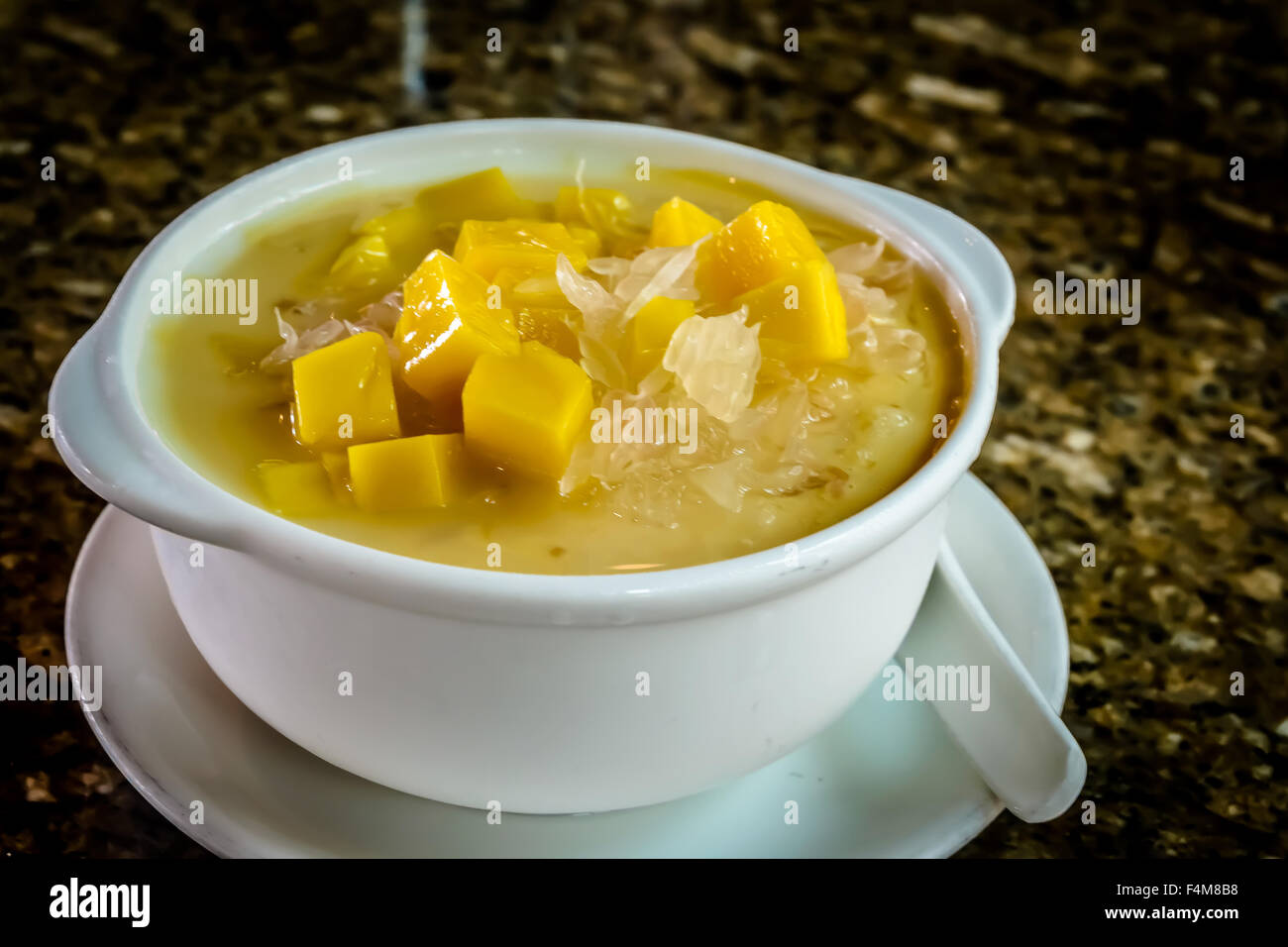 Chilled Mango Puree with Sago and Pomelo Stock Photo - Alamy