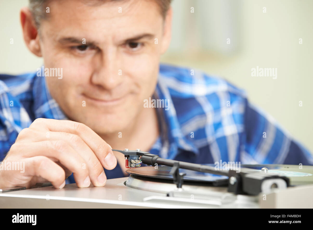 Man playing record player hi-res stock photography and images - Alamy