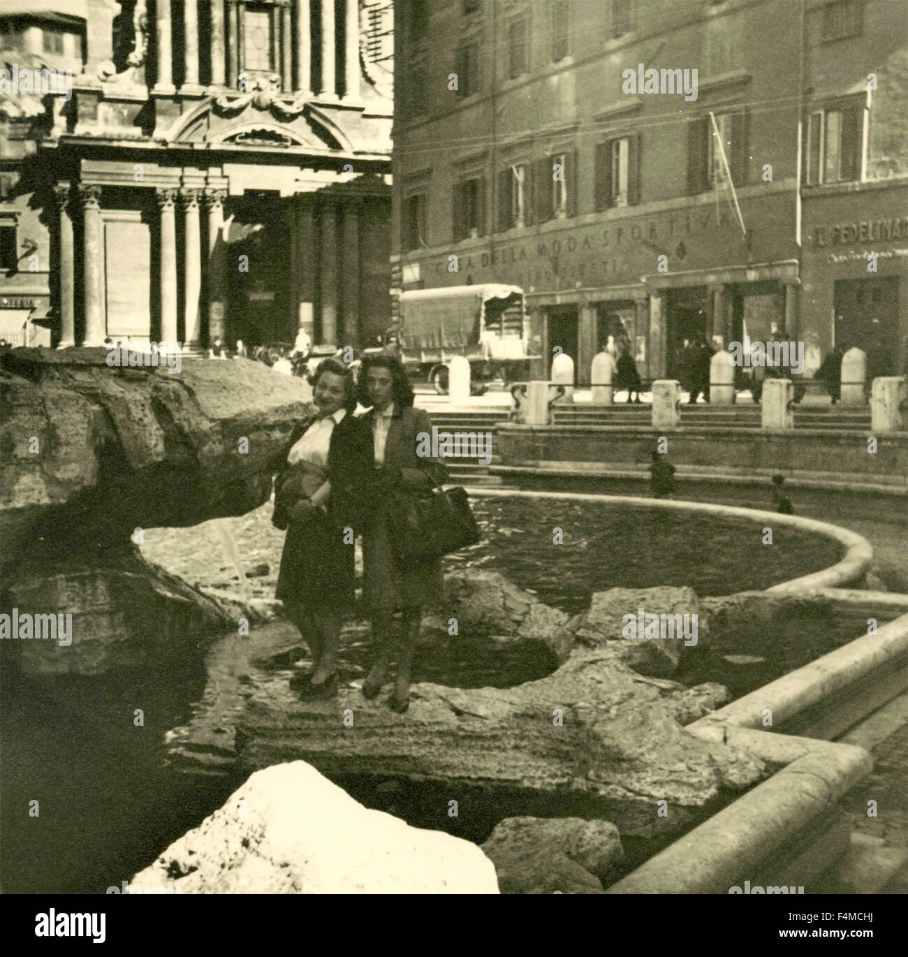 Two women at the Trevi Fountain, Rome, Italy Stock Photo - Alamy