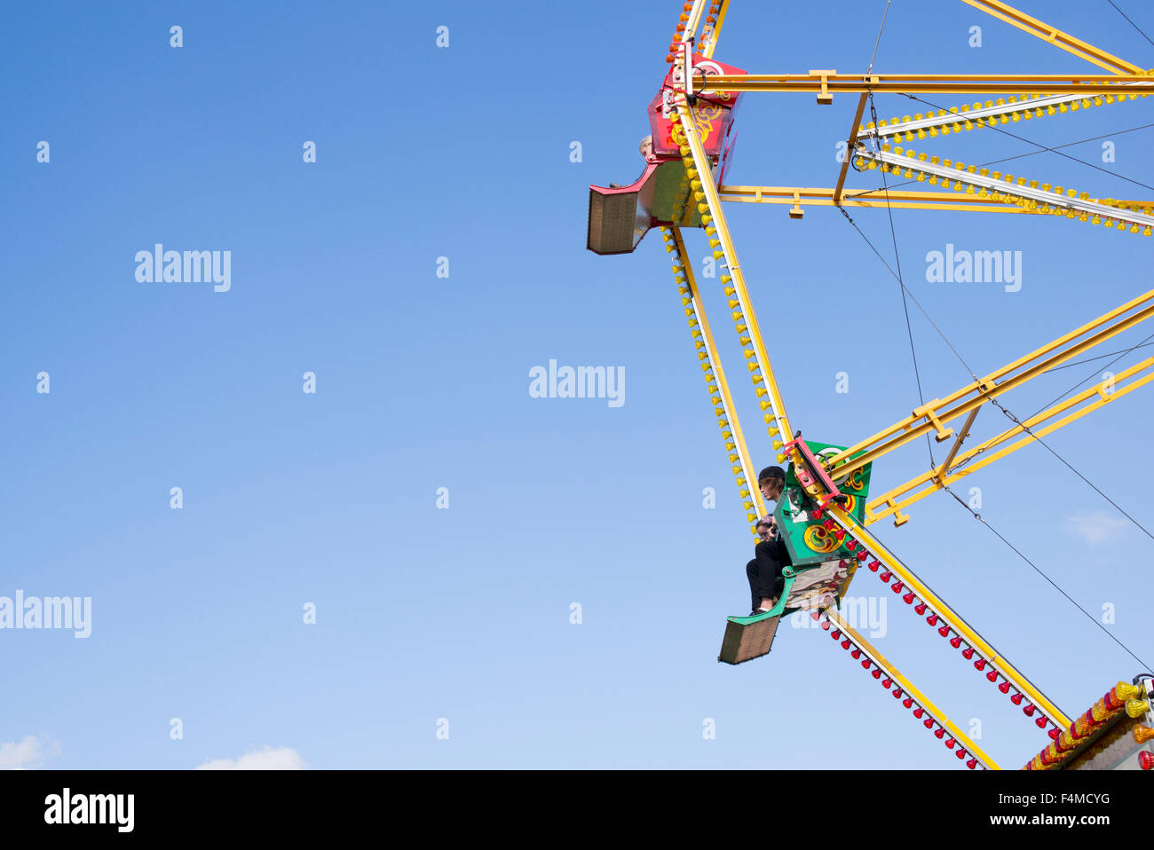 Old fashioned ferris wheel fairground hi-res stock photography and ...