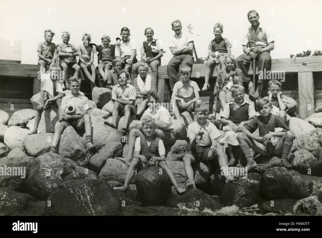 Children on rocks hi-res stock photography and images - Alamy