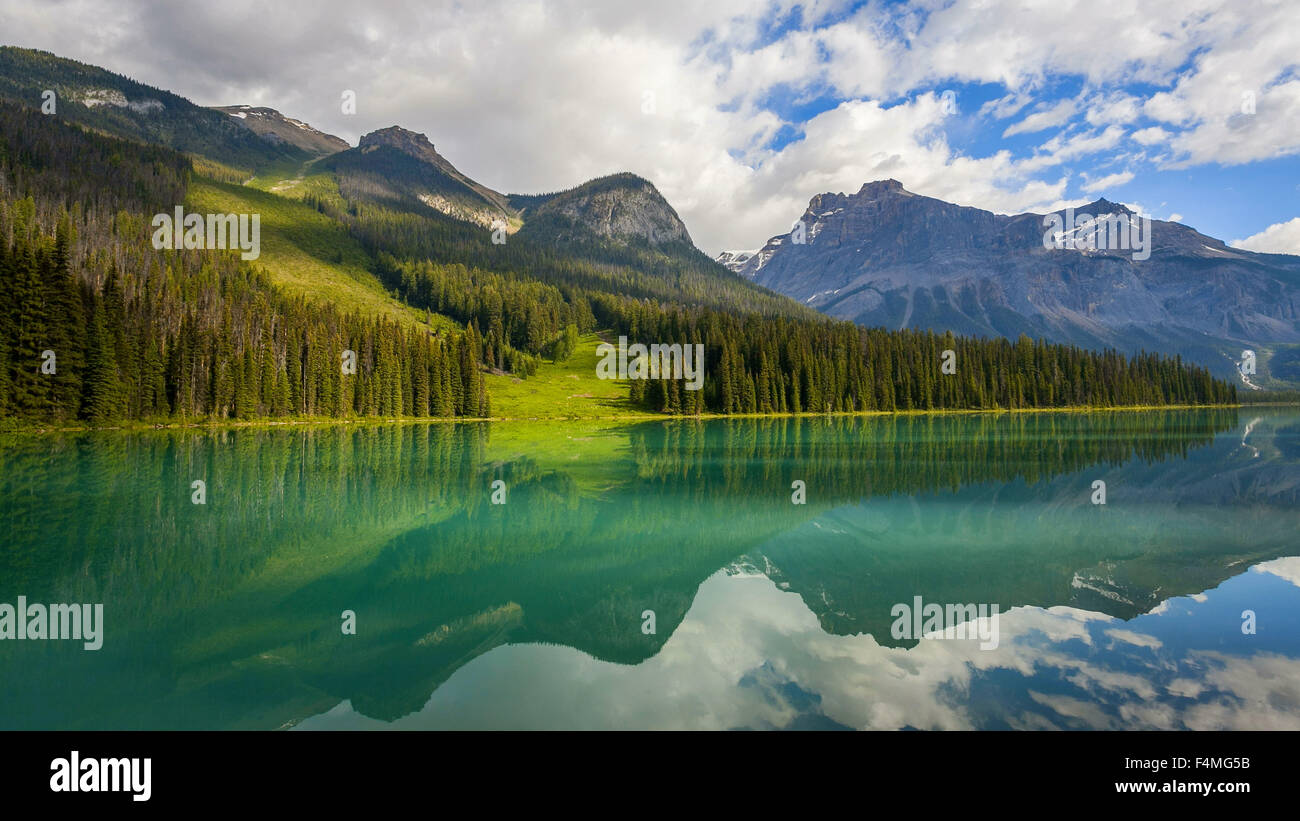Reflection in emerald lake hi-res stock photography and images - Alamy