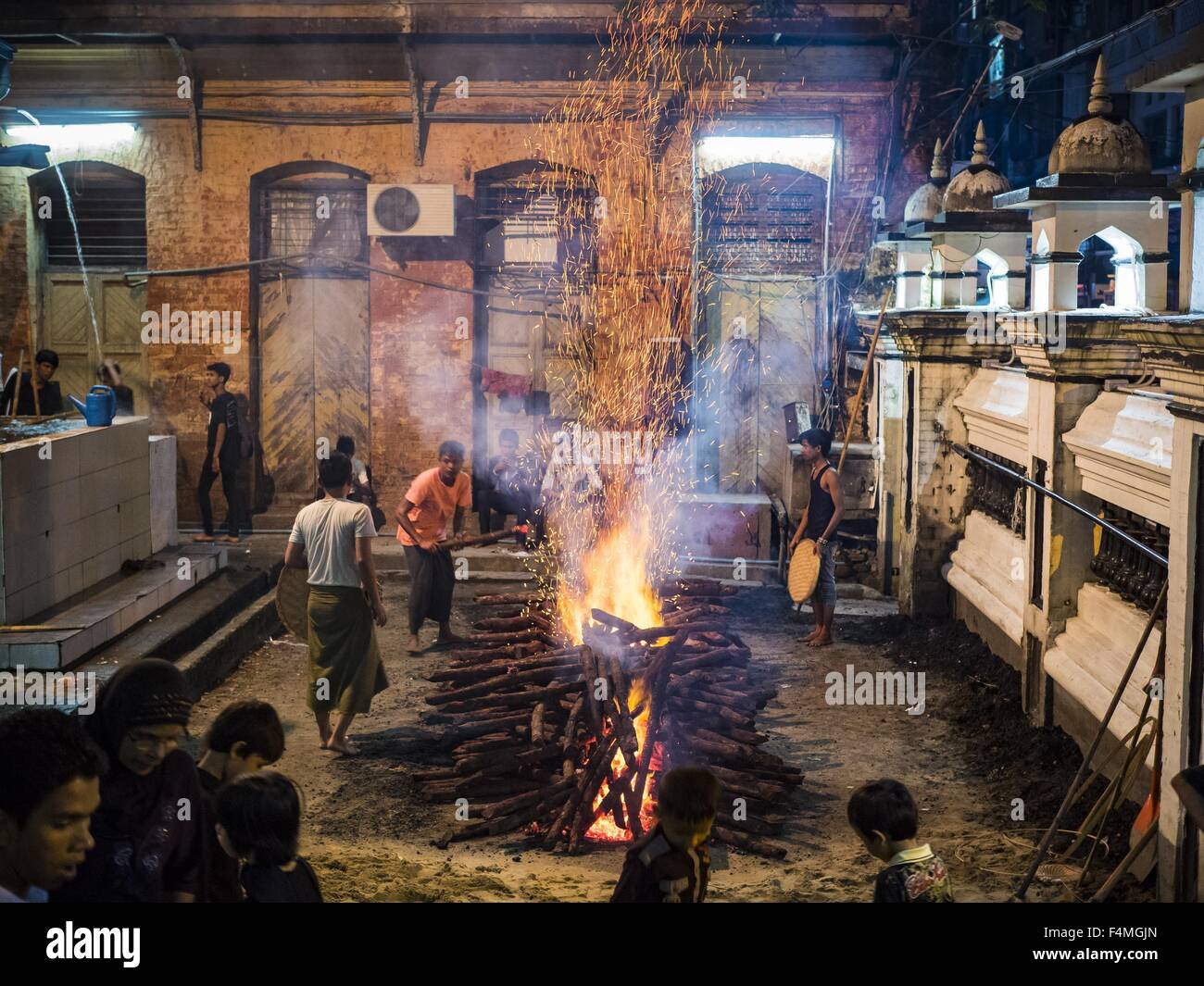 Muslims set fire hi-res stock photography and images - Alamy