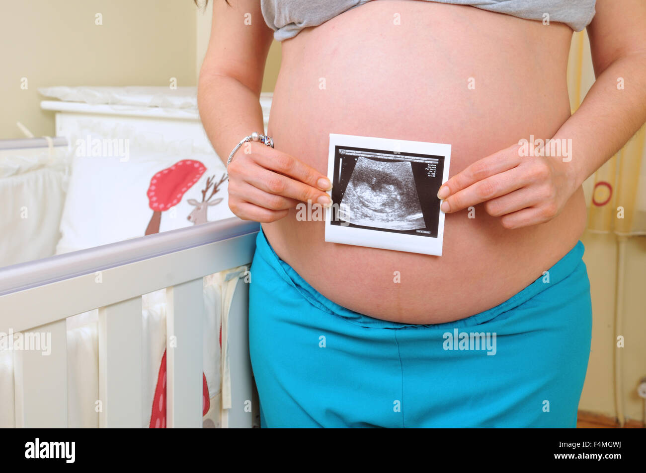 Women with baby bump hi-res stock photography and images - Alamy