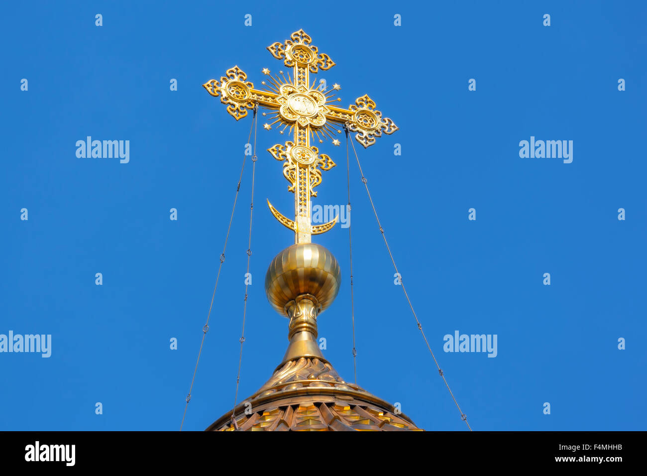 Golden cross of the Cathedral of Christ the Savior in Moscow, Russia ...