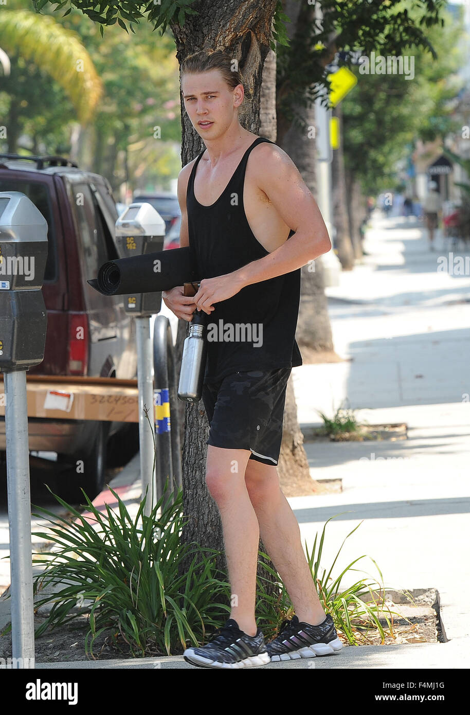 Austin Butler finishes a yoga class at his girlfriends, Vanessa Hudgens ...