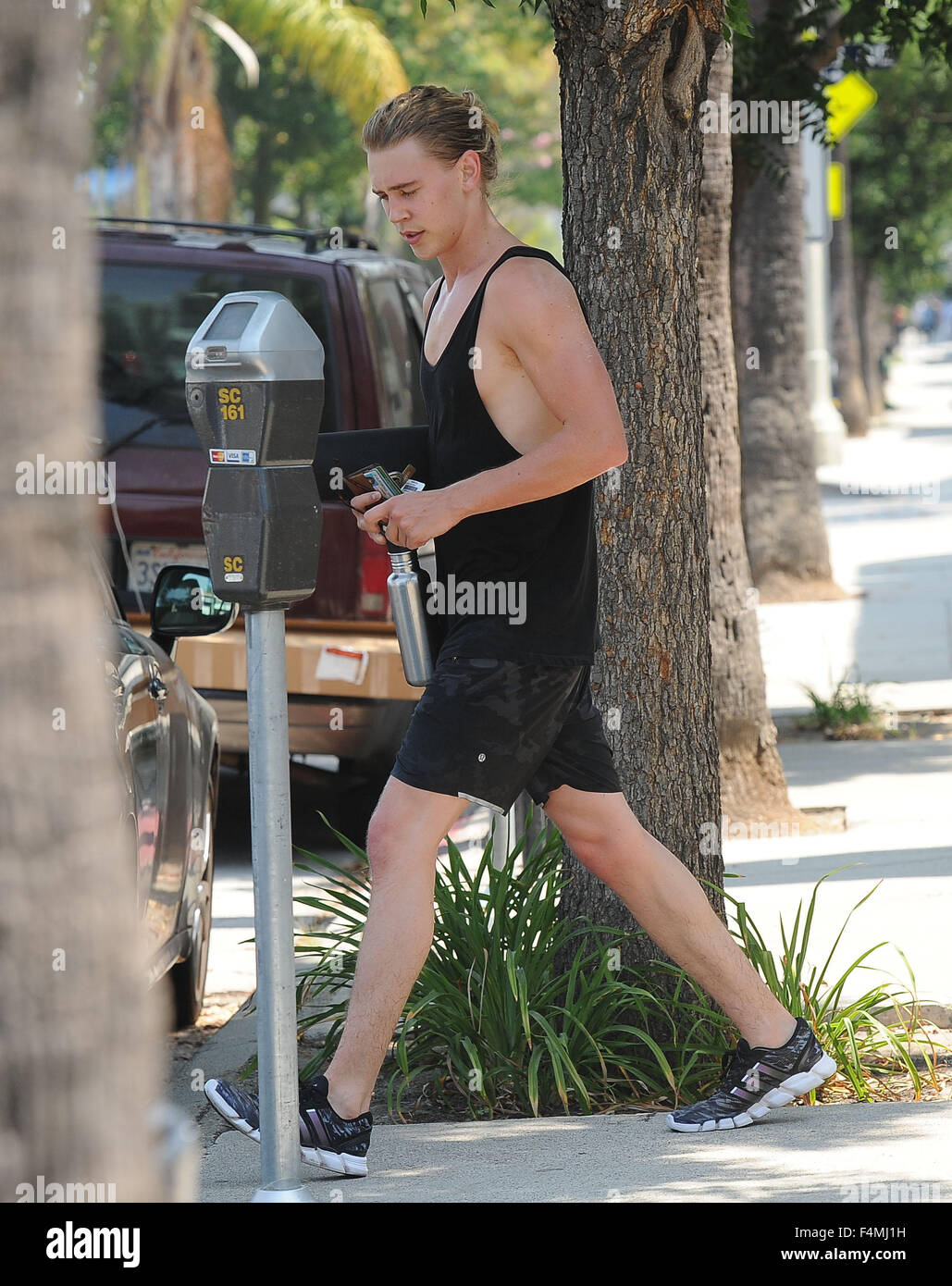 Austin Butler finishes a yoga class at his girlfriends, Vanessa Hudgens ...