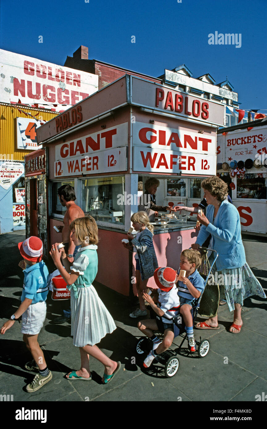 Seaside ice cream 1980s hi-res stock photography and images - Alamy