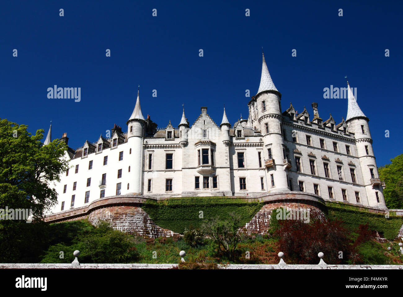 Dunrobin Castle, Golspie, Sutherland, Scotland on a sunny day with blue ...